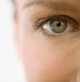 Crvene oči - 10 najčešćih uzroka crvenila očiju | Optometrija.net